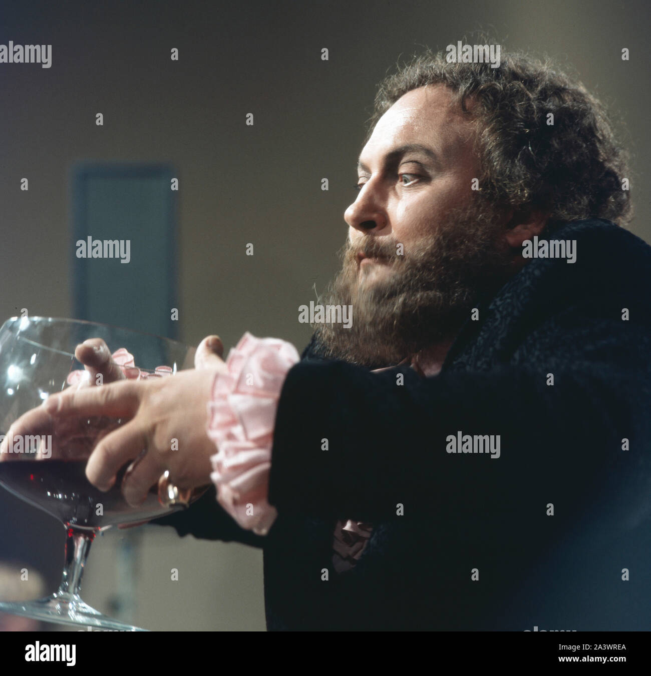 Der deutsche Bass Sänger Ivan Rebroff bei einem TV-Auftritt ...