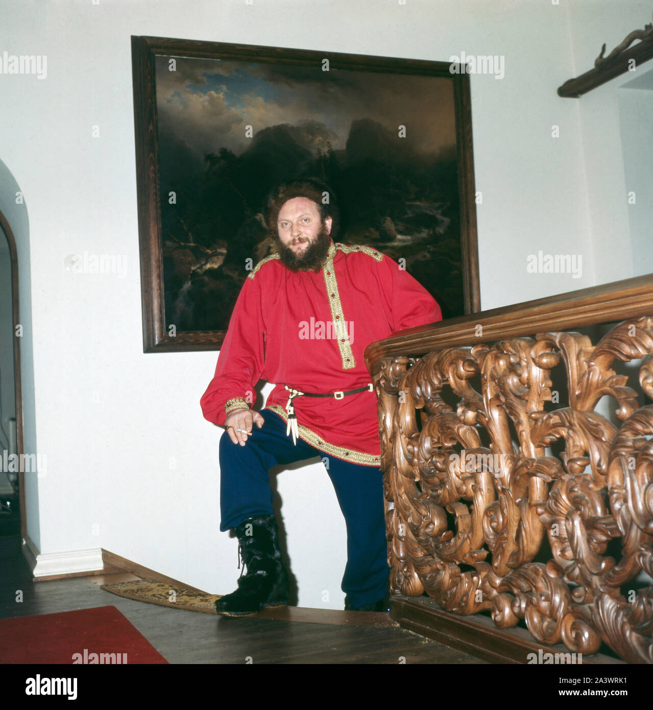 Der deutsche Bass Sänger Ivan Rebroff posiert Zuhause in seiner Burg ...