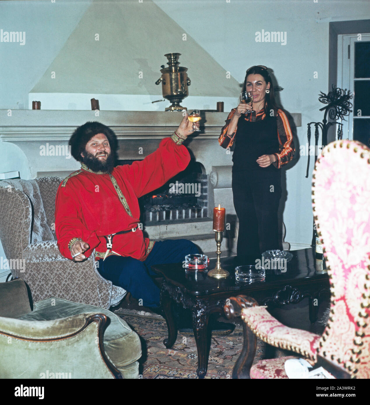 Der deutsche Bass Sänger Ivan Rebroff posiert Zuhause in seiner Burg ...