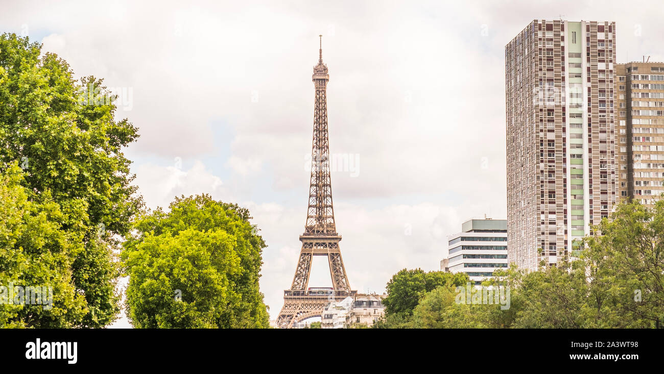 Modern iconic high rise buildings hi-res stock photography and images ...