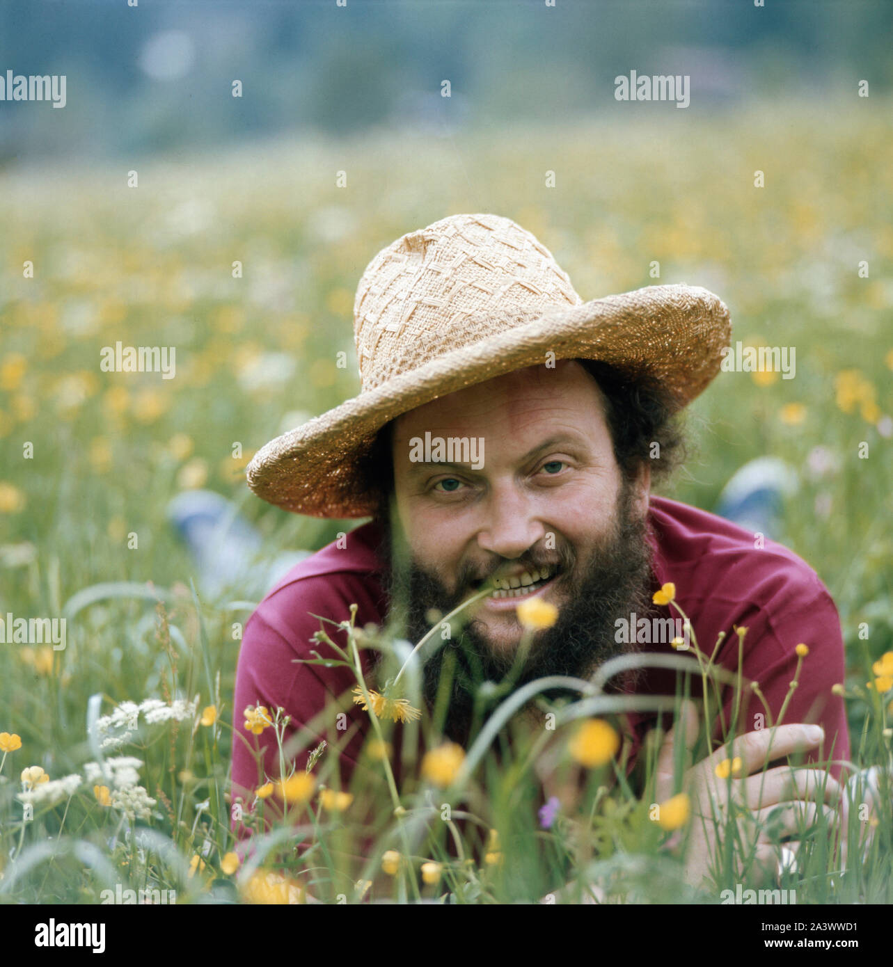 Der deutsche Bass Sänger Ivan Rebroff auf einer Blumenwiese ...