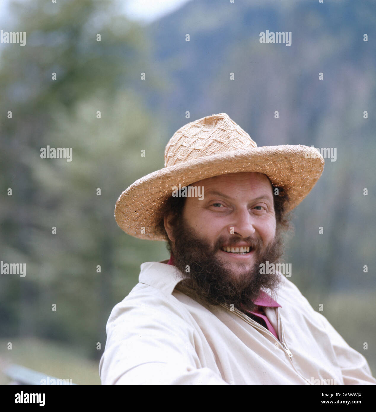 Der deutsche Bass Sänger Ivan Rebroff portätiert mit Strohhut ...