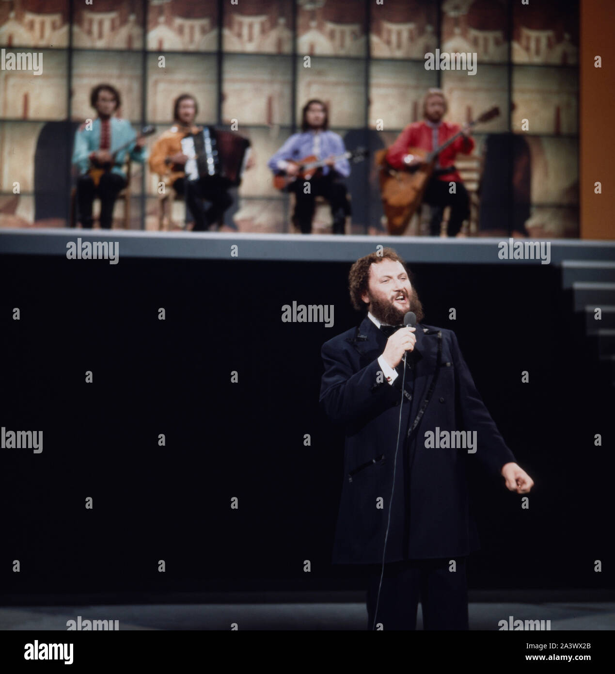 Der deutsche Bass Sänger Ivan Rebroff bei einem Auftritt zur ZDF ...