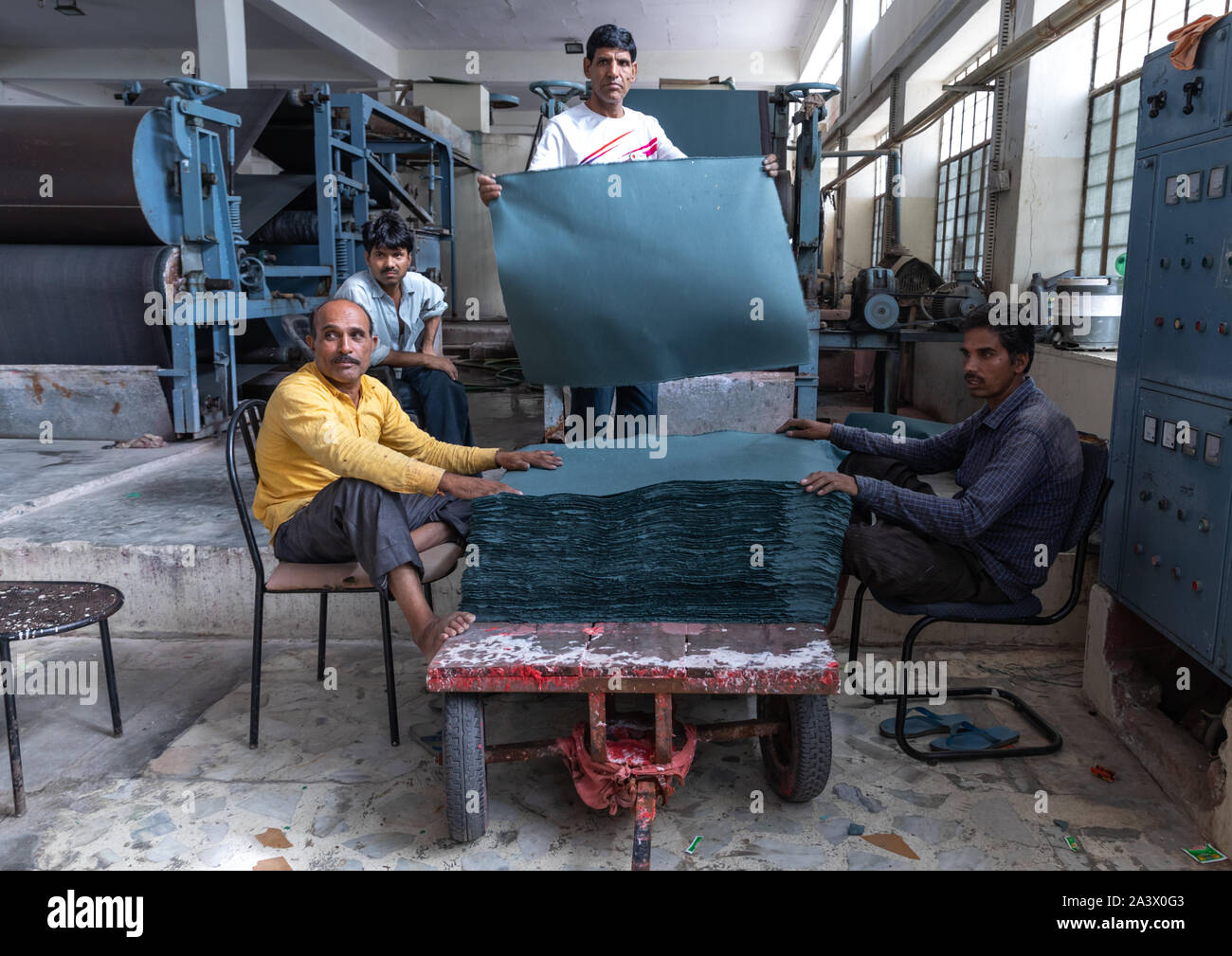 India factory workers hi-res stock photography and images - Alamy