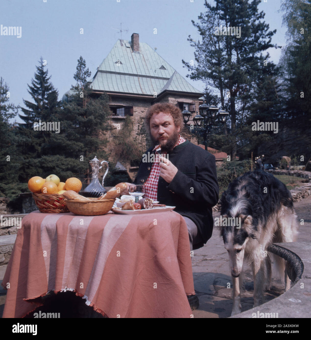 Der deutsche Bass Sänger Ivan Rebroff beim Essen mit seinen Hunden ...