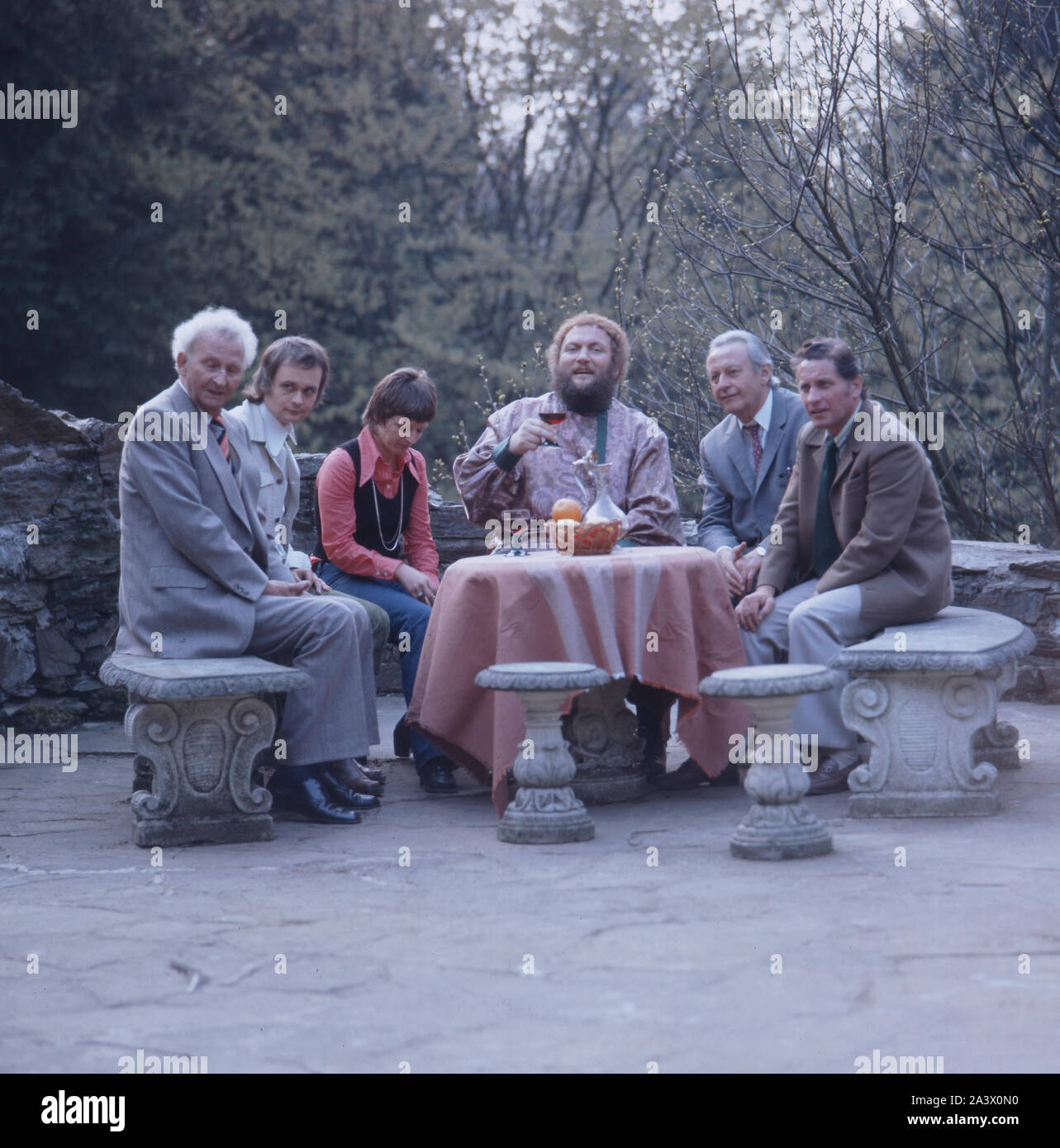 Der deutsche Bass Sänger Ivan Rebroff mit Gästen am Steintisch, Burg ...