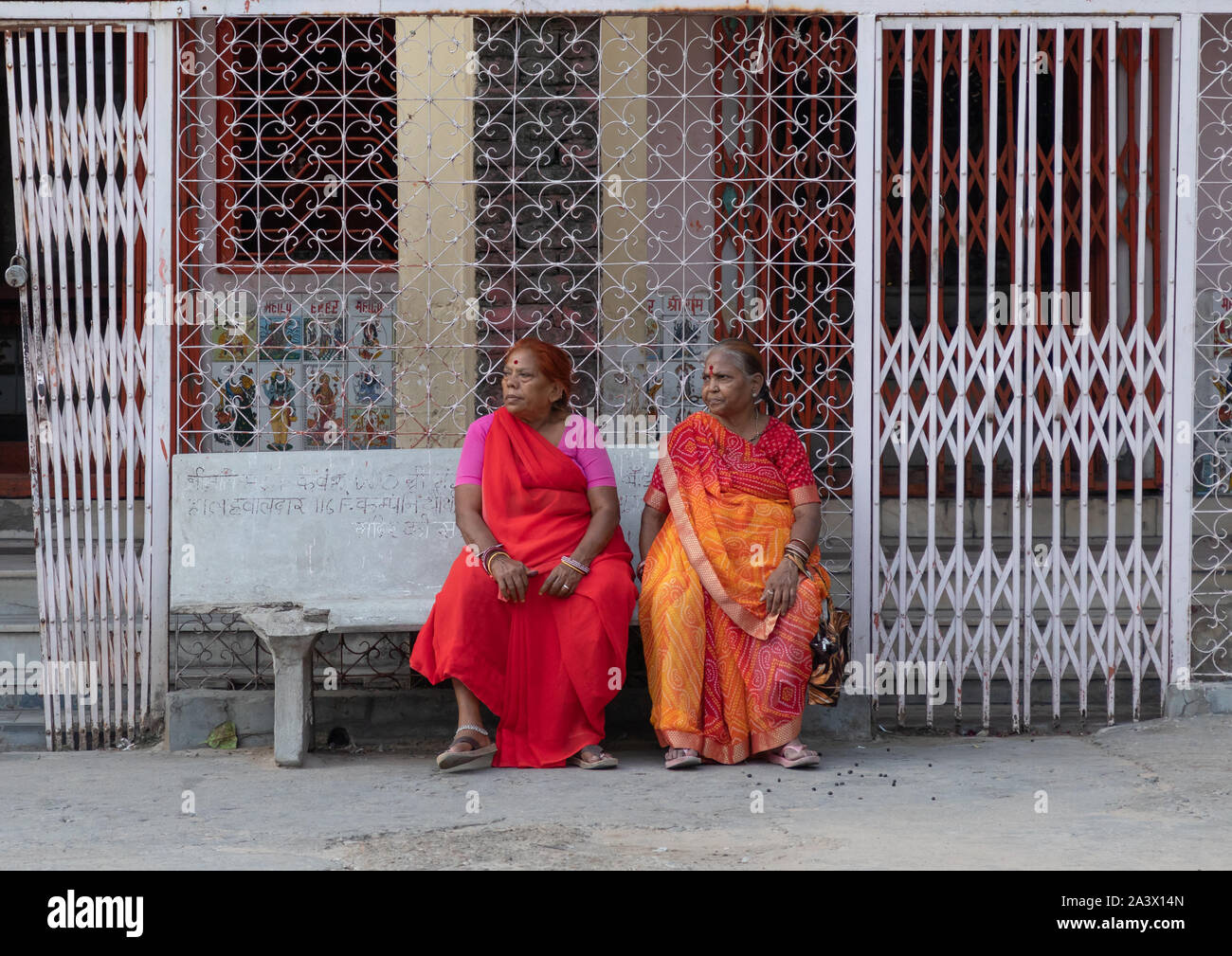Portrait of rajasthani women sit on a bench in the street, Rajasthan ...