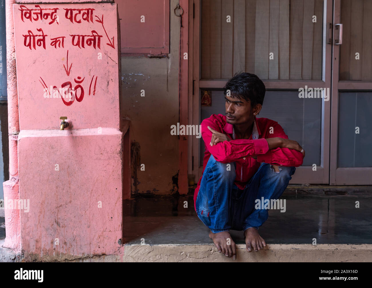 Portrait of an indian man squatting in the street, Rajasthan, Jaipur ...