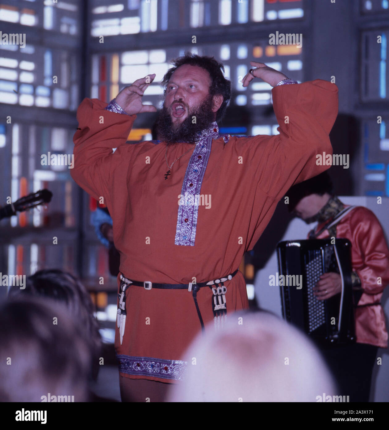 Der deutsche Bass Sänger Ivan Rebroff bei einem Liveauftritt ...