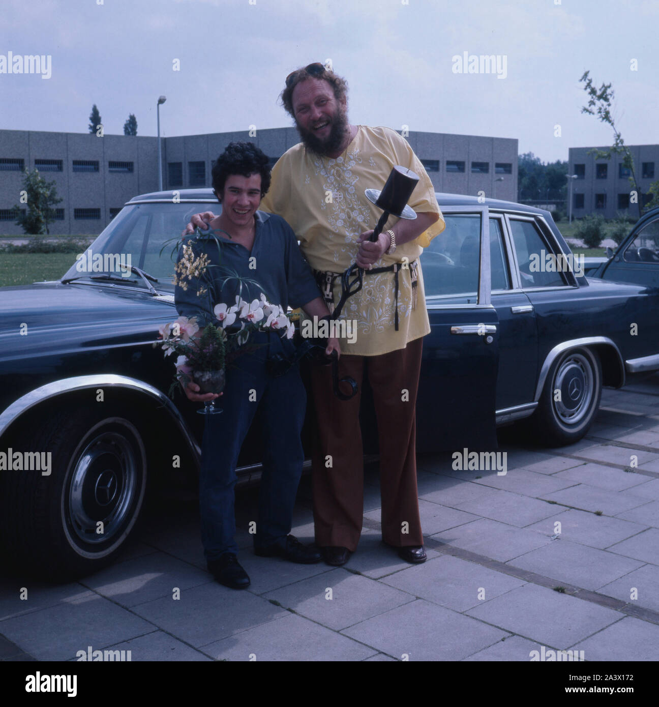 Der deutsche Bass Sänger Ivan Rebroff stehend mit einem Freund vor ...