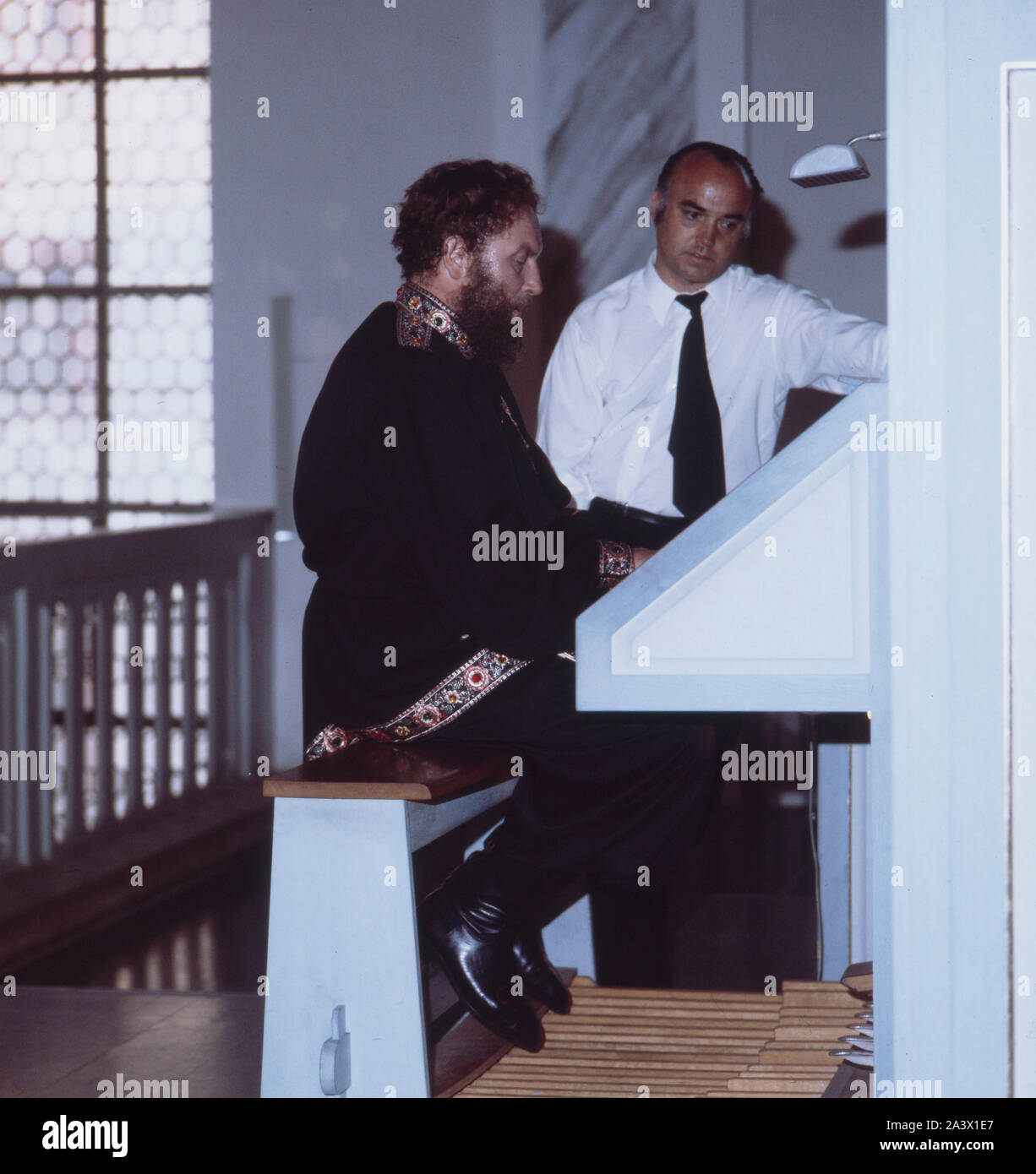 Der deutsche Bass Sänger Ivan Rebroff am Klavier mit einem Mann ...