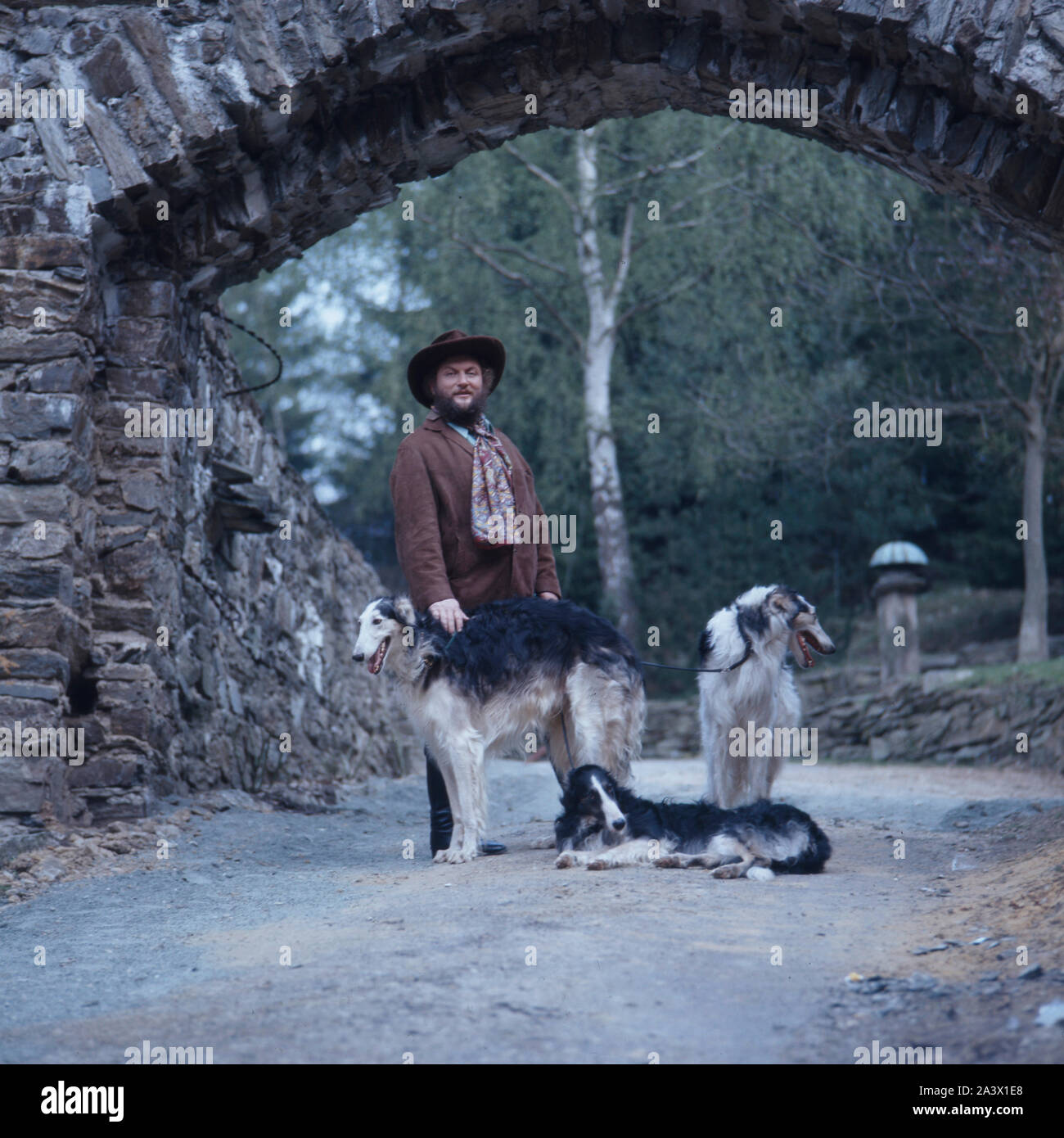 Der deutsche Bass Sänger Ivan Rebroff in einem Torbogen mit seinen ...