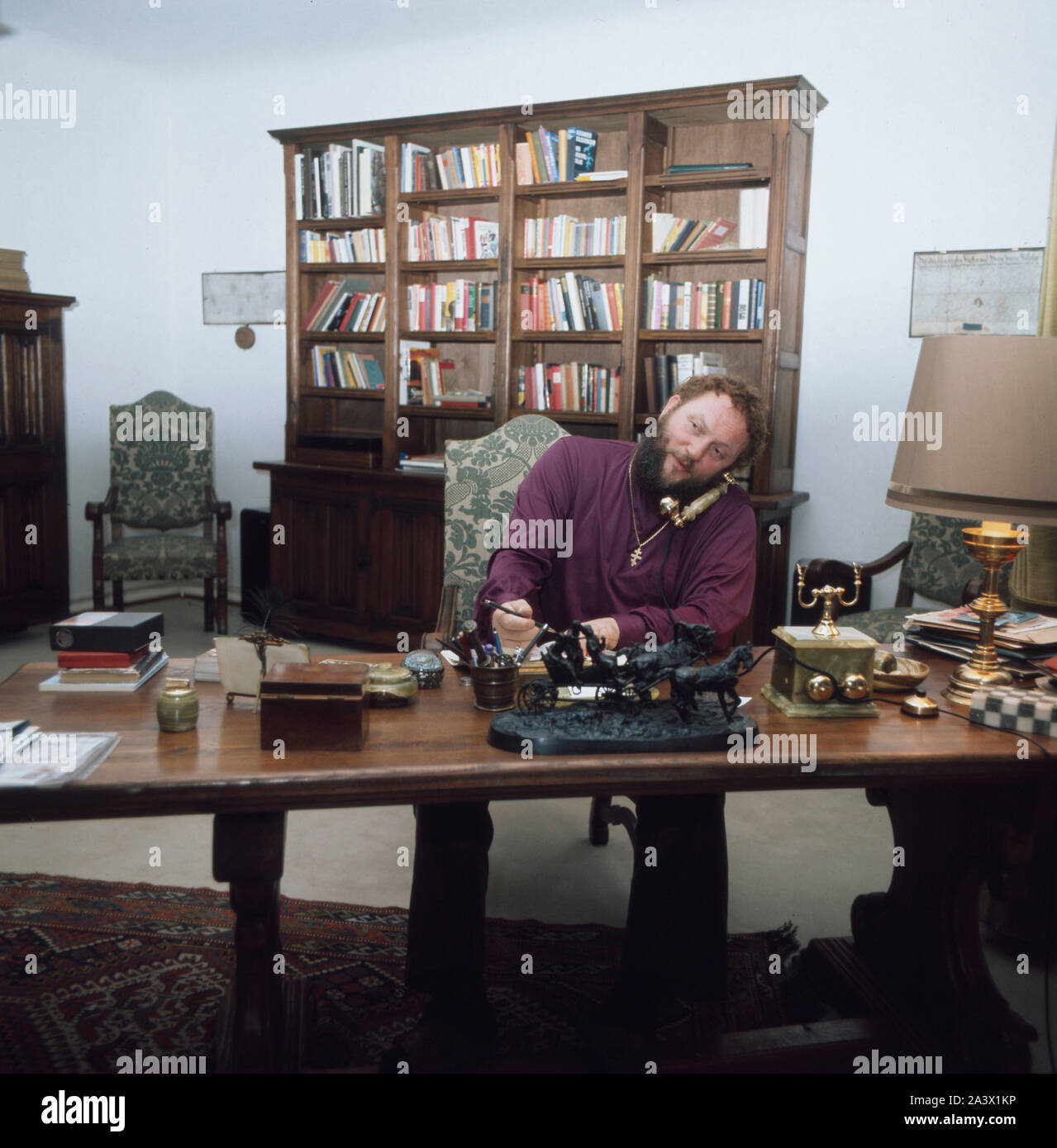 Der deutsche Bass Sänger Ivan Rebroff telefonierend am Schreibtisch ...