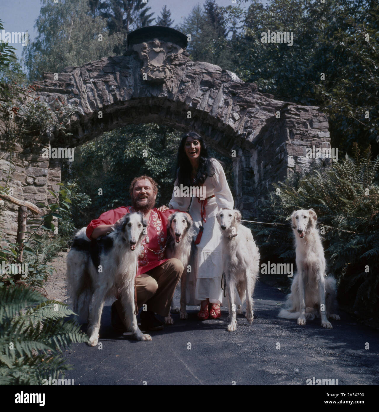 Der deutsche Bass Sänger Ivan Rebroff zusammen mit Dunja Rajter und ...