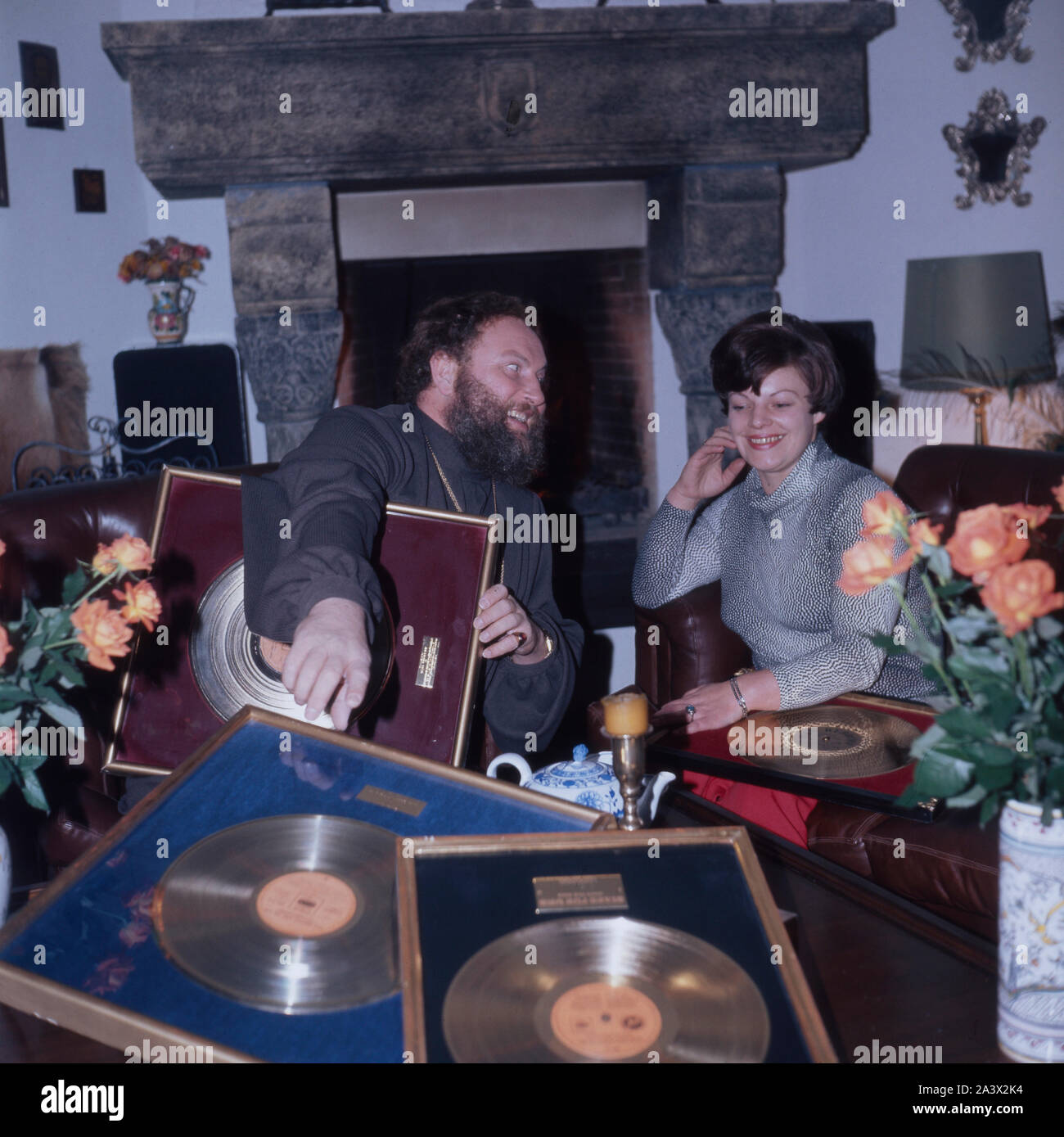 Der deutsche Bass Sänger Ivan Rebroff zusammen mit einer Freundin, Burg ...