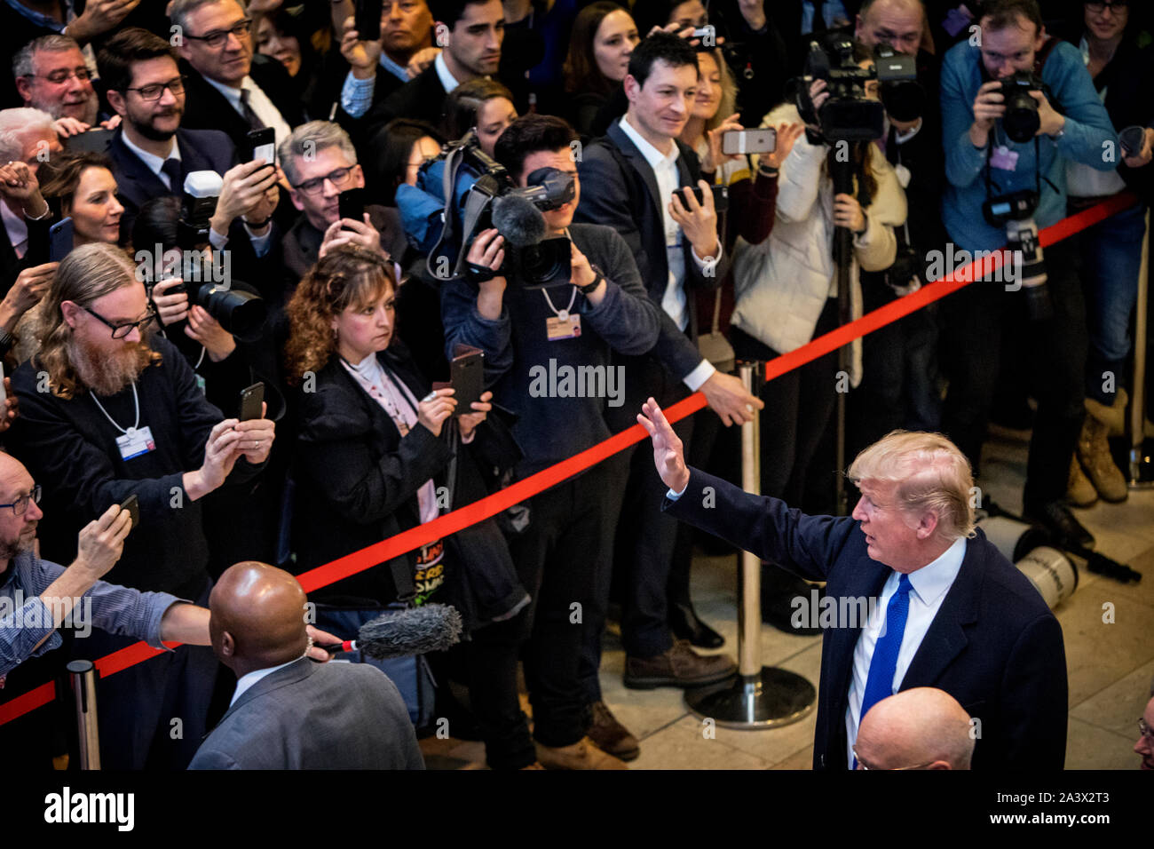 Massive crowd hi-res stock photography and images - Alamy