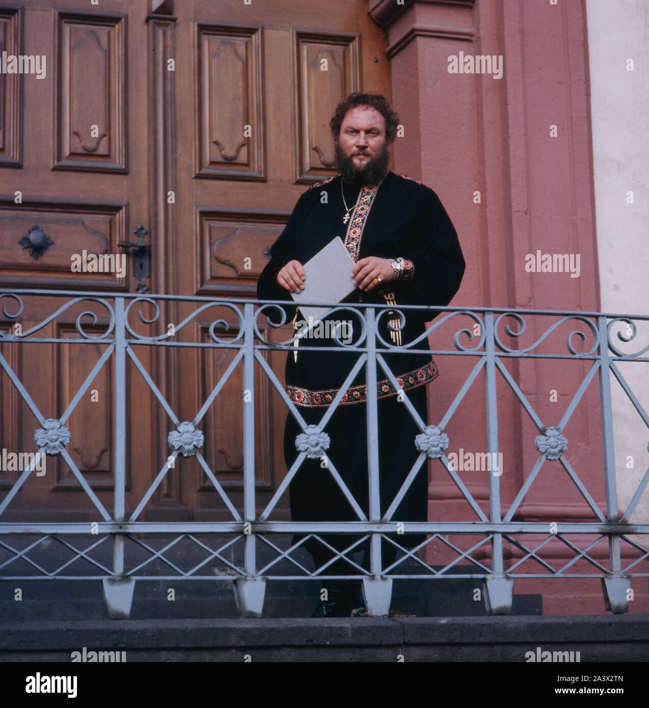 Der deutsche Bass Sänger Ivan Rebroff posiert auf einem Balkon ...