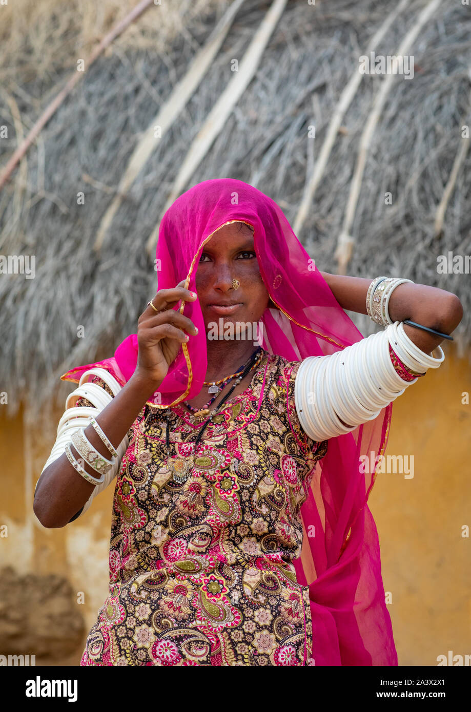 Portrait of a rajasthani woman in traditional clothing, Rajasthan ...