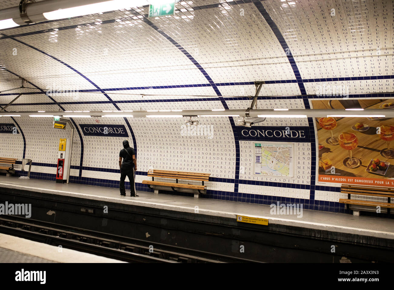 Concorde metro station hi-res stock photography and images - Alamy