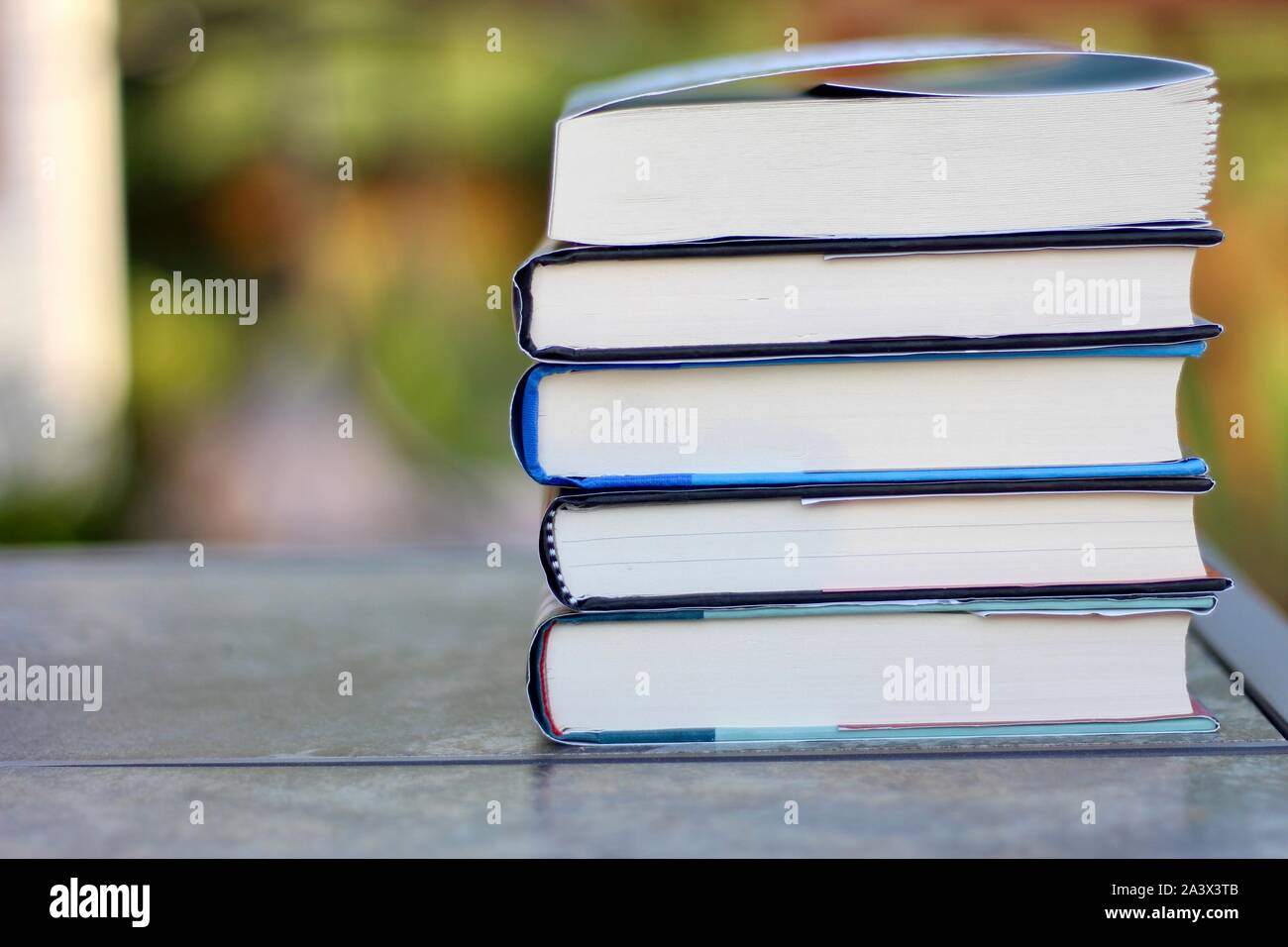 Books on bookshelf nobody hi-res stock photography and images - Alamy