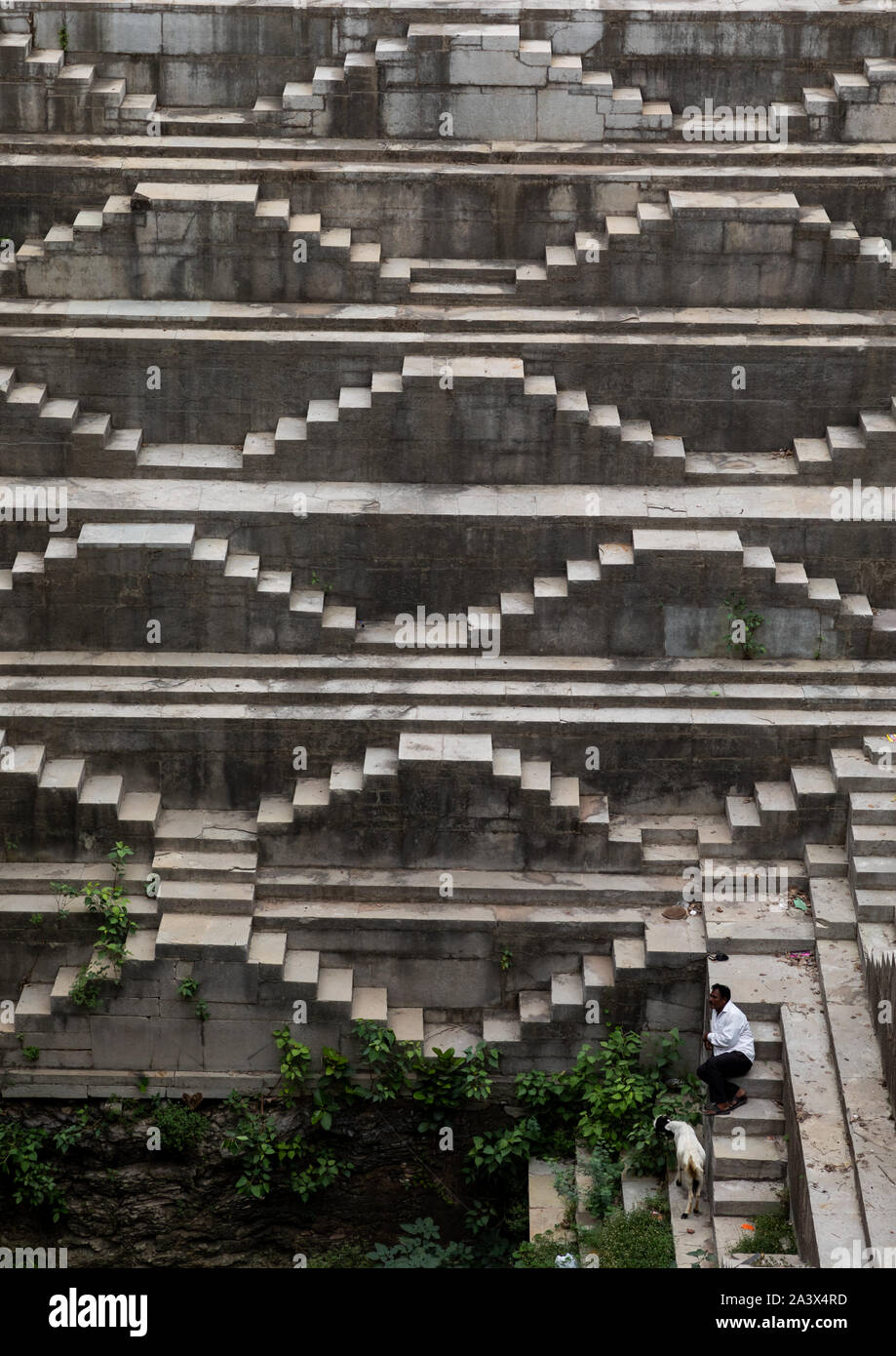 Dhabhai kund stepwell hi-res stock photography and images - Alamy