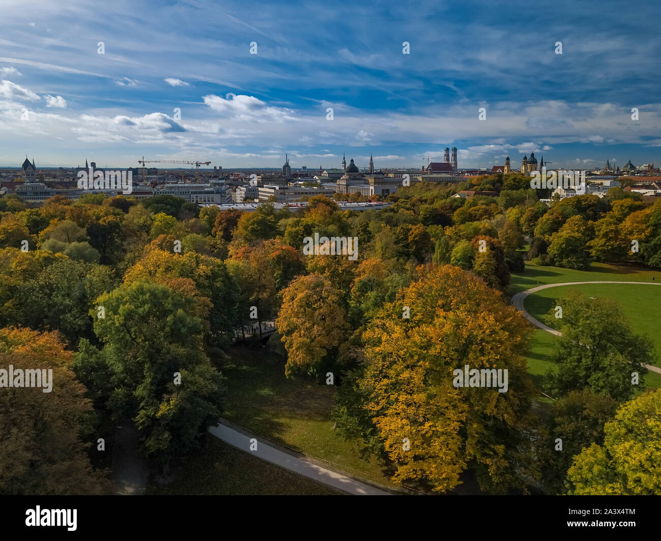Autumn colors at the Englischer Garten of Munich, beautiful fall day in ...
