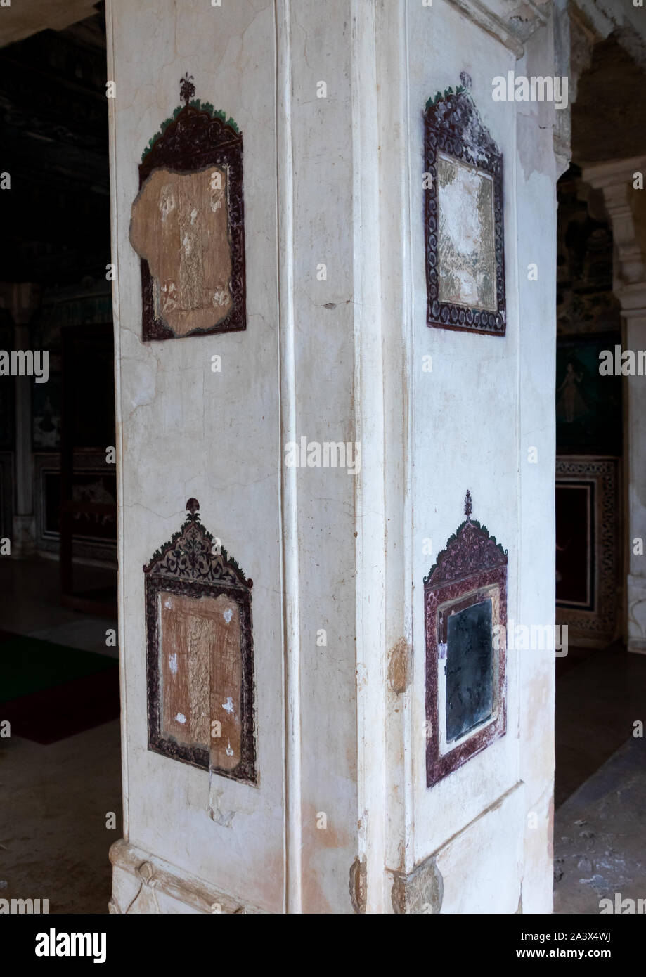 Mirror Pillars High Resolution Stock Photography and Images - Alamy