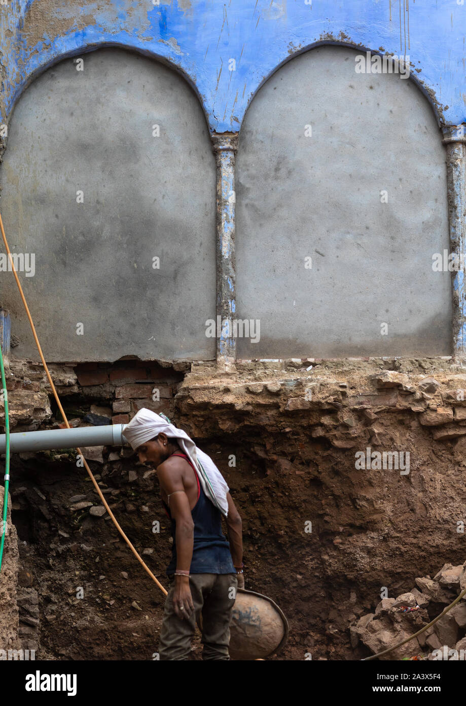 Person digging house hi-res stock photography and images - Alamy
