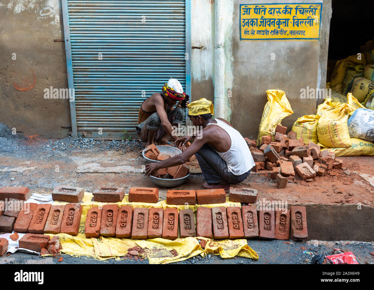 Indian workers building a house with bricks, Rajasthan, Nawalgarh ...