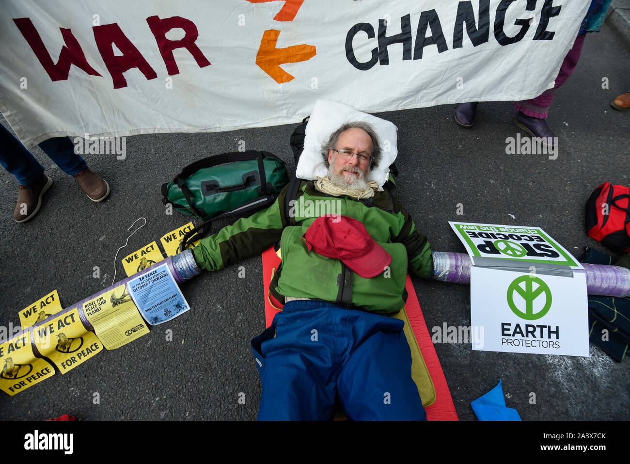 Xr against arms hi-res stock photography and images - Alamy