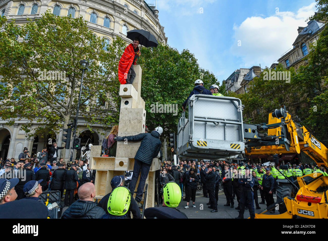 Jcb cherry picker hi-res stock photography and images - Alamy