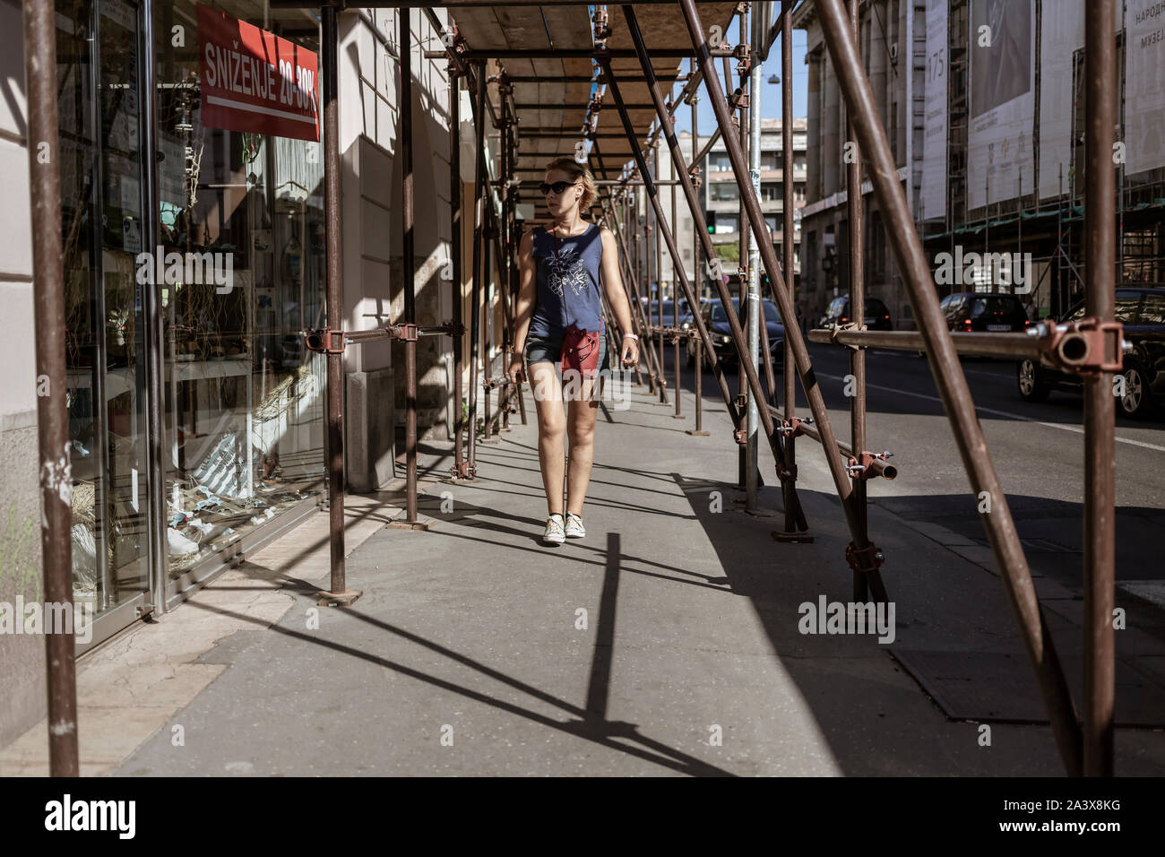 People walking under scaffolding hi-res stock photography and images ...