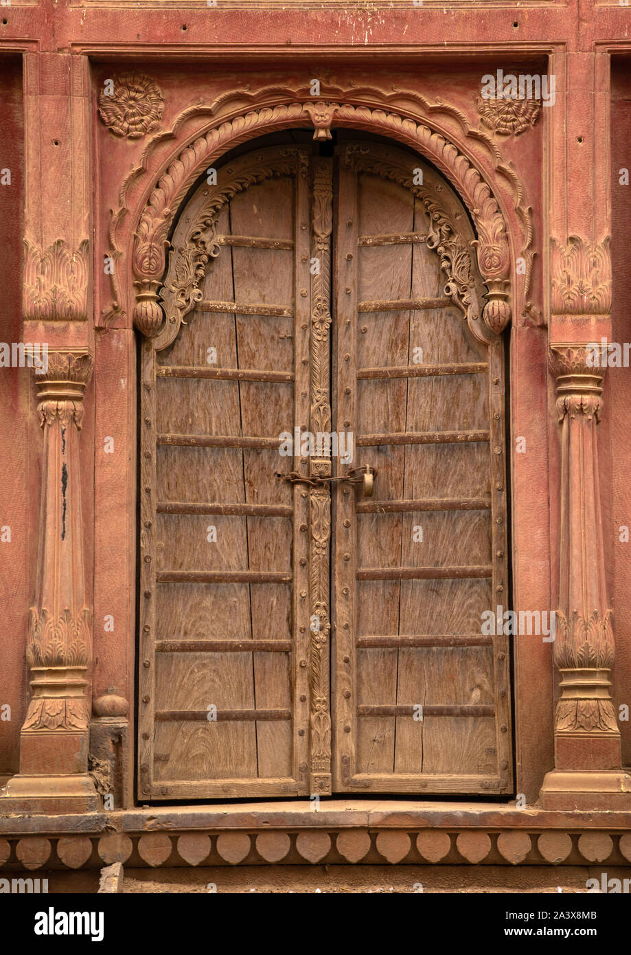 Beautiful wodden door of a haveli in the old city, Rajasthan, Bikaner ...