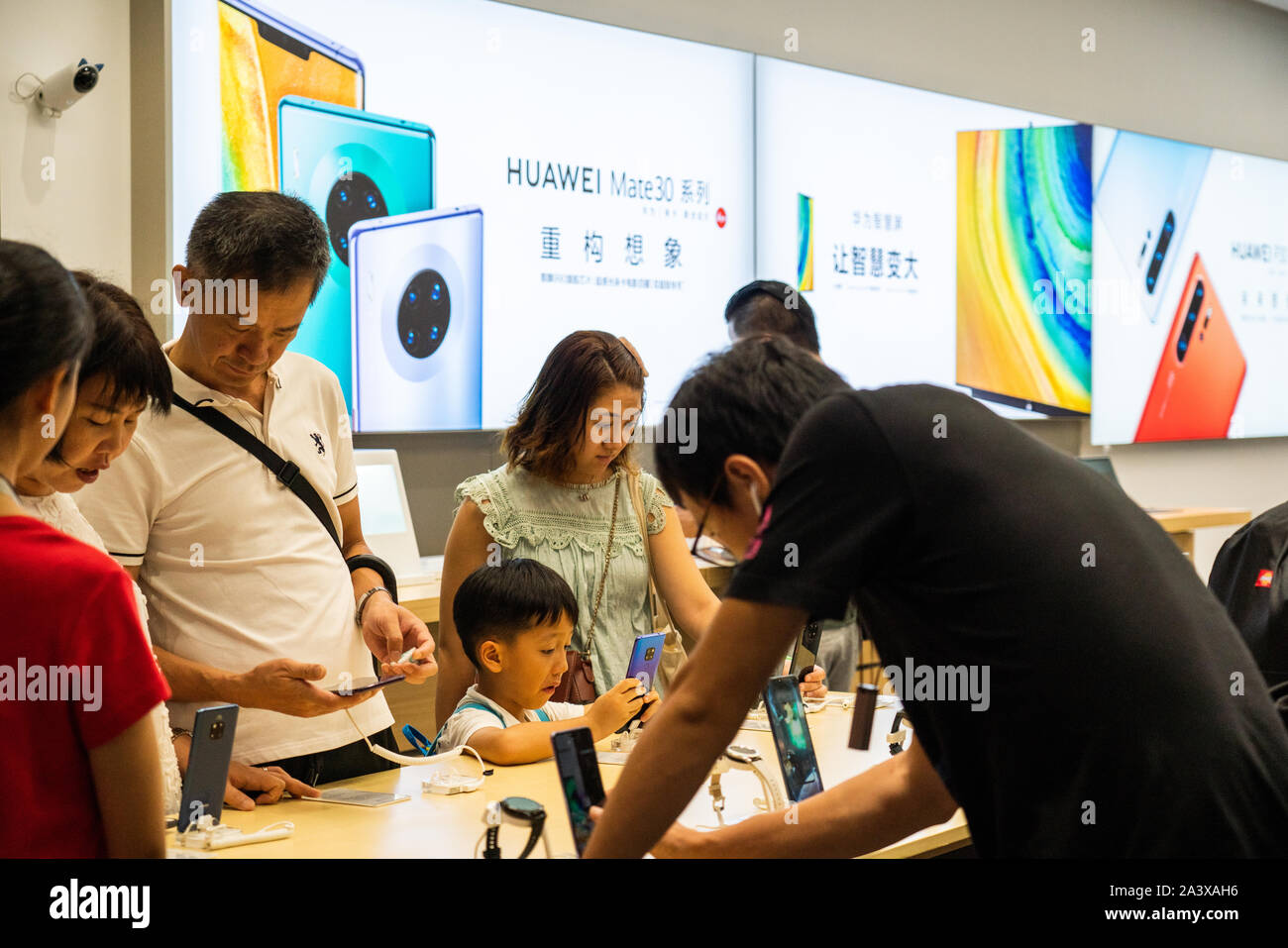 Huawei shop hi-res stock photography and images - Alamy