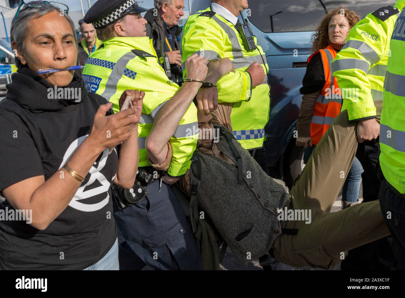 British transport police public order hi-res stock photography and ...