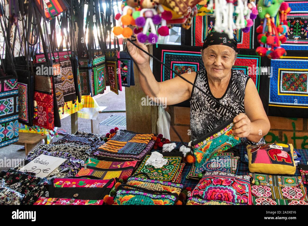 HMONG MARKET, THE HMONGS ARE PEOPLE FROM ASIA, TRADITIONAL TRADES ...
