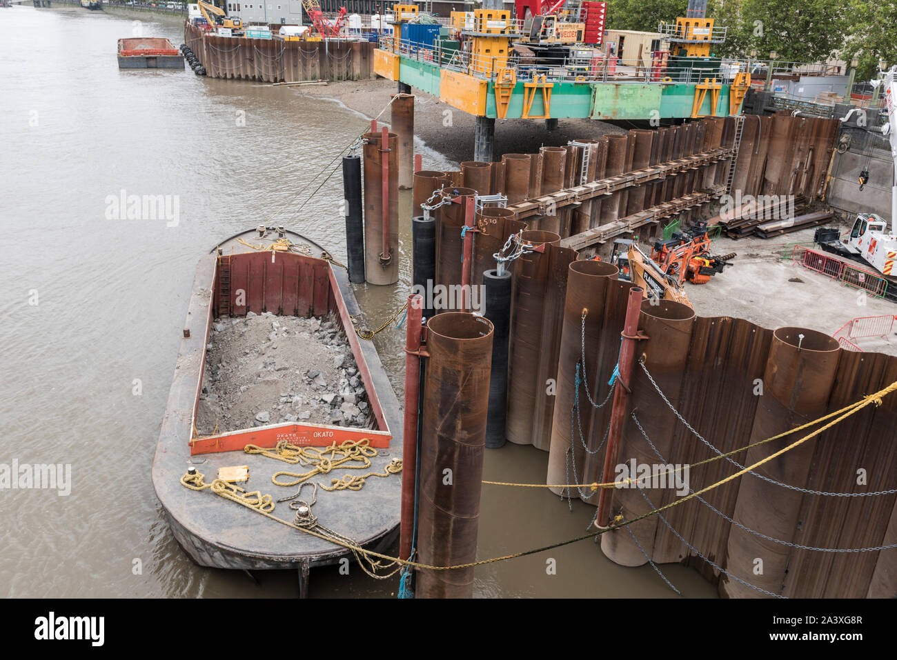 Waste barges on the thames hi-res stock photography and images - Alamy