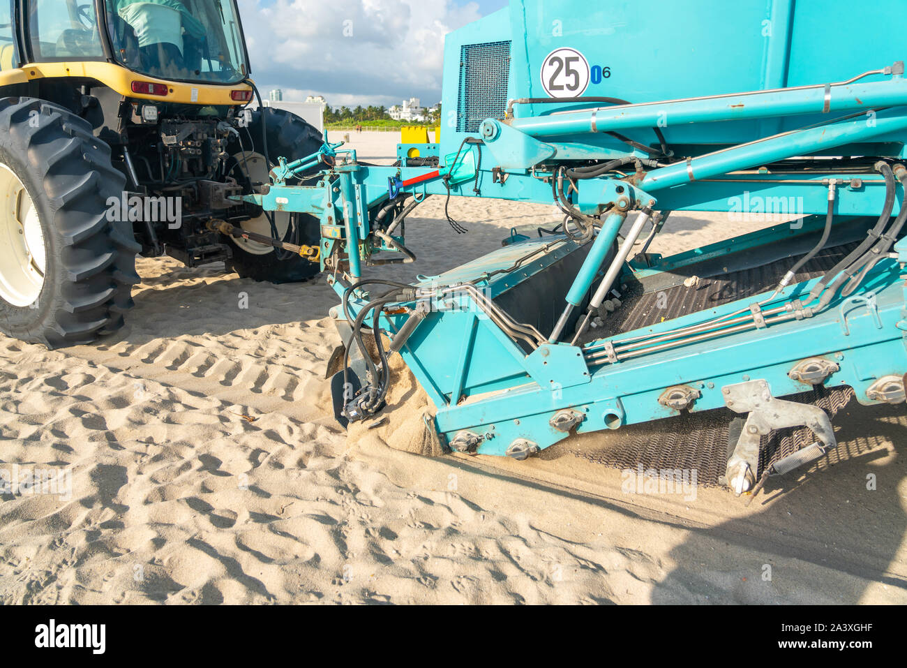 Tractor cleaning sand in South beach in Miami USA Stock Photo - Alamy