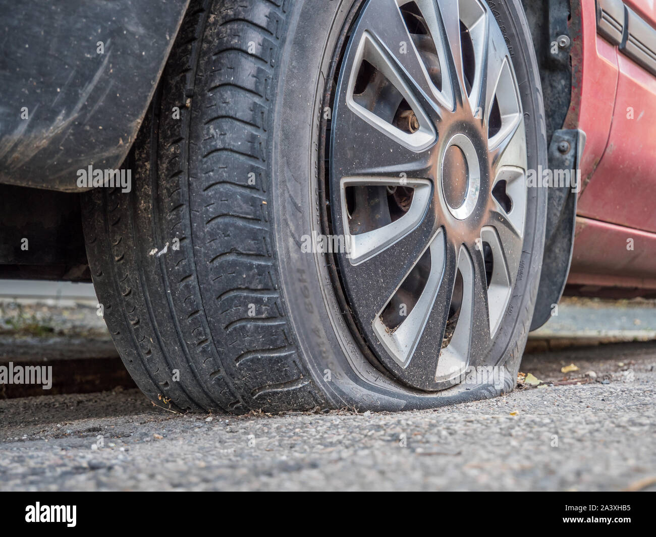 Flat tires hi-res stock photography and images - Alamy