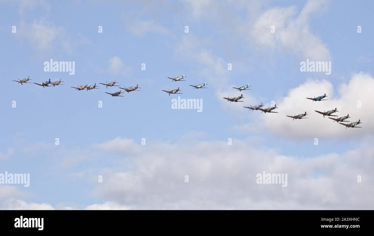 Aircraft formation hi-res stock photography and images - Alamy
