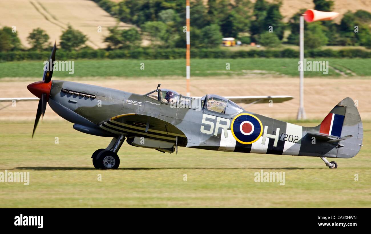 Spitfire invasion stripes hi-res stock photography and images - Alamy