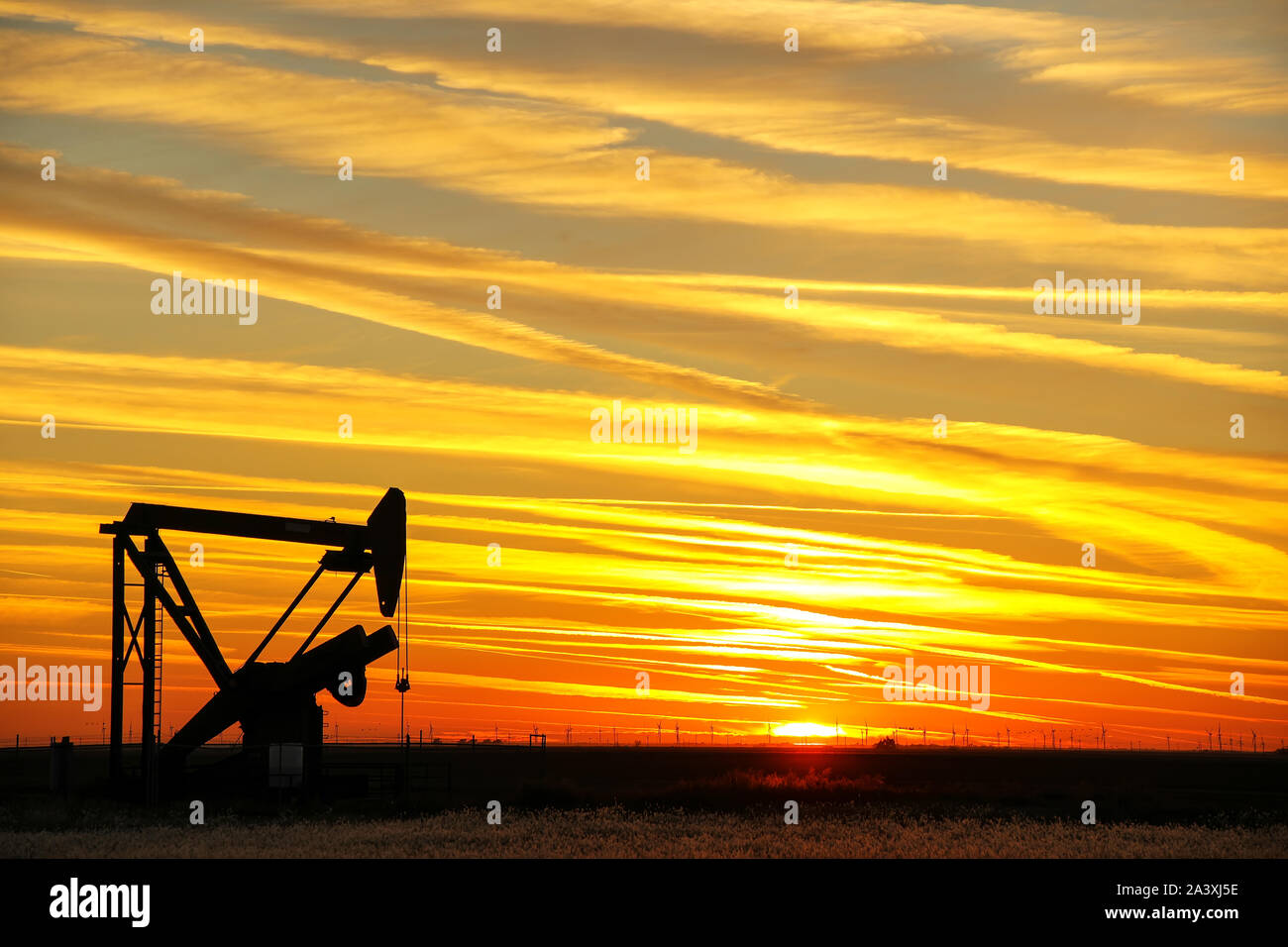 Oil pump sunset hi-res stock photography and images - Alamy