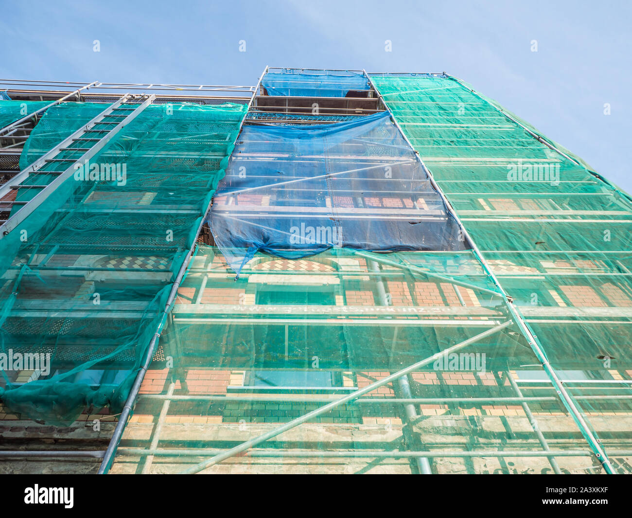 Scaffold with safety netting hi-res stock photography and images - Alamy