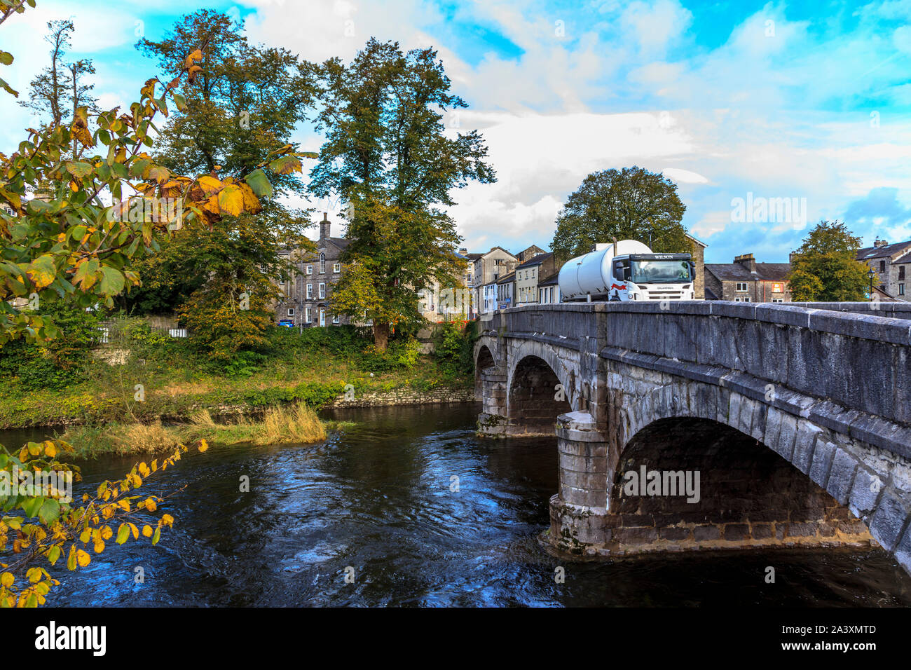 kendal town centre, river kent, lake district national park, cumbria ...
