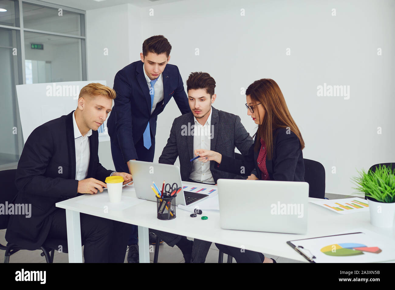 People looking for work hi-res stock photography and images - Alamy