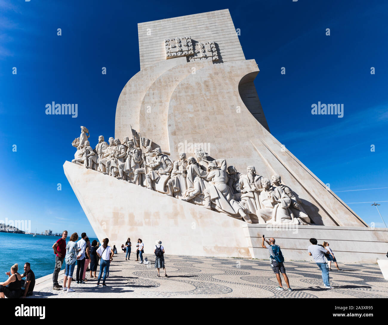 Statue vasco de gama lisbon hi-res stock photography and images - Alamy