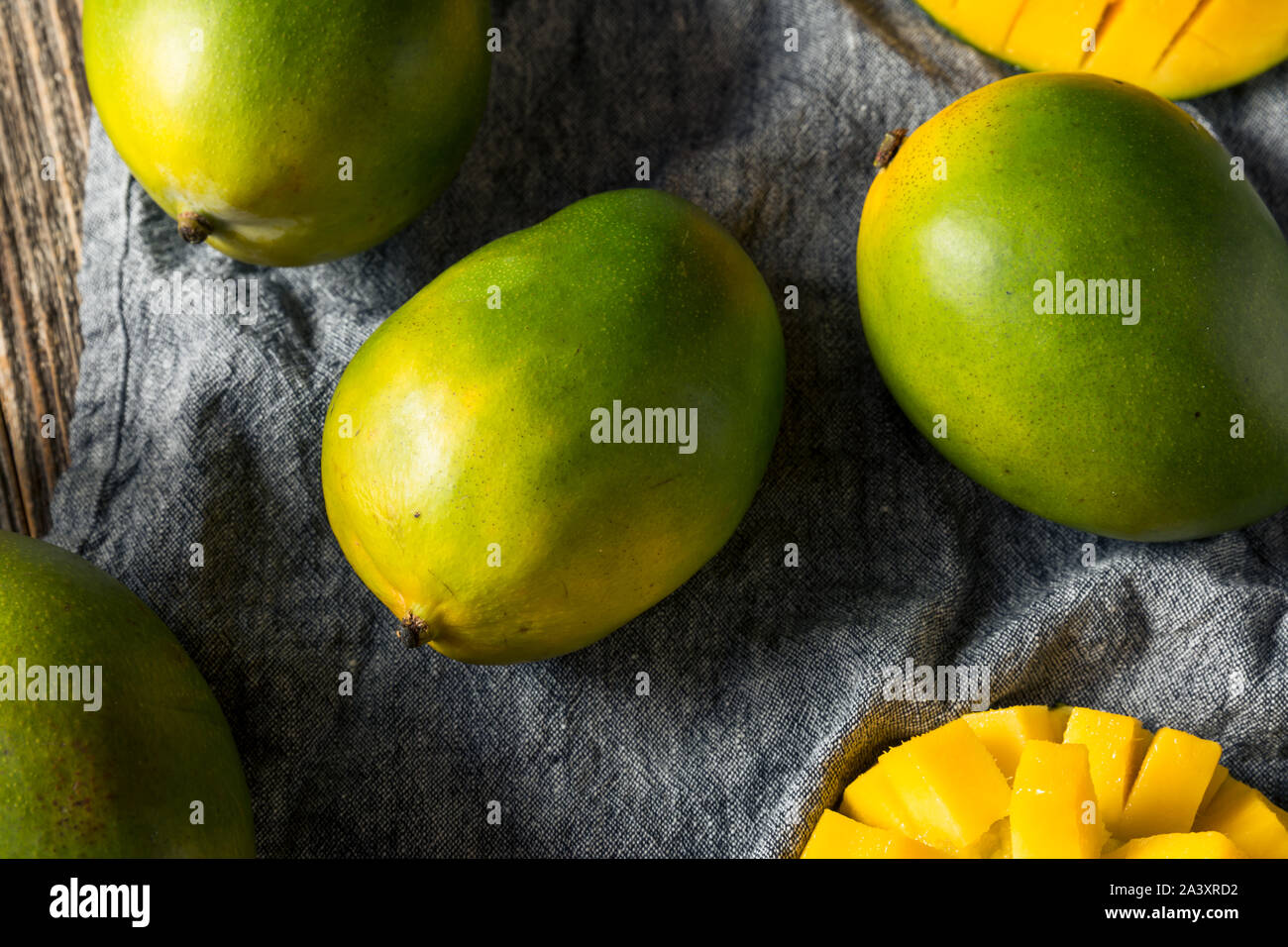 Eat fresh mangoes hi-res stock photography and images - Alamy