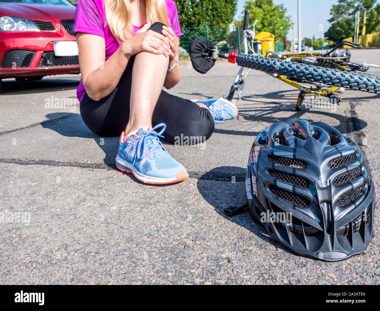 Injured cyclist traffic hi-res stock photography and images - Alamy