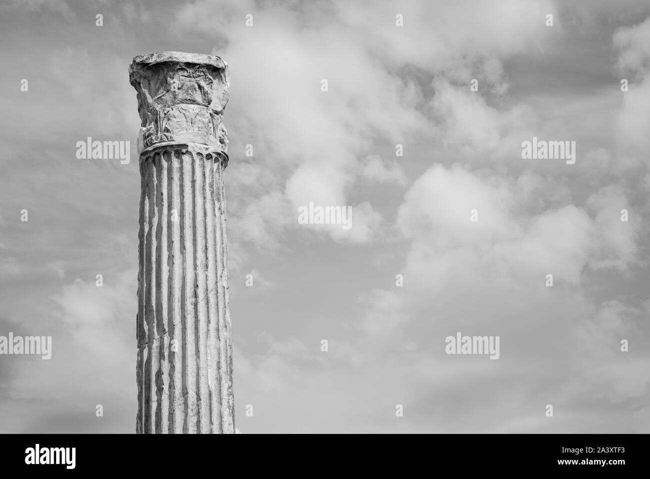 Single pillar building hi-res stock photography and images - Alamy