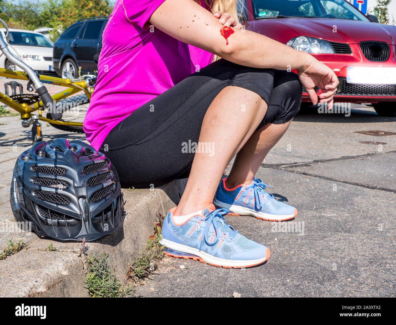 Injured cyclist traffic hi-res stock photography and images - Alamy